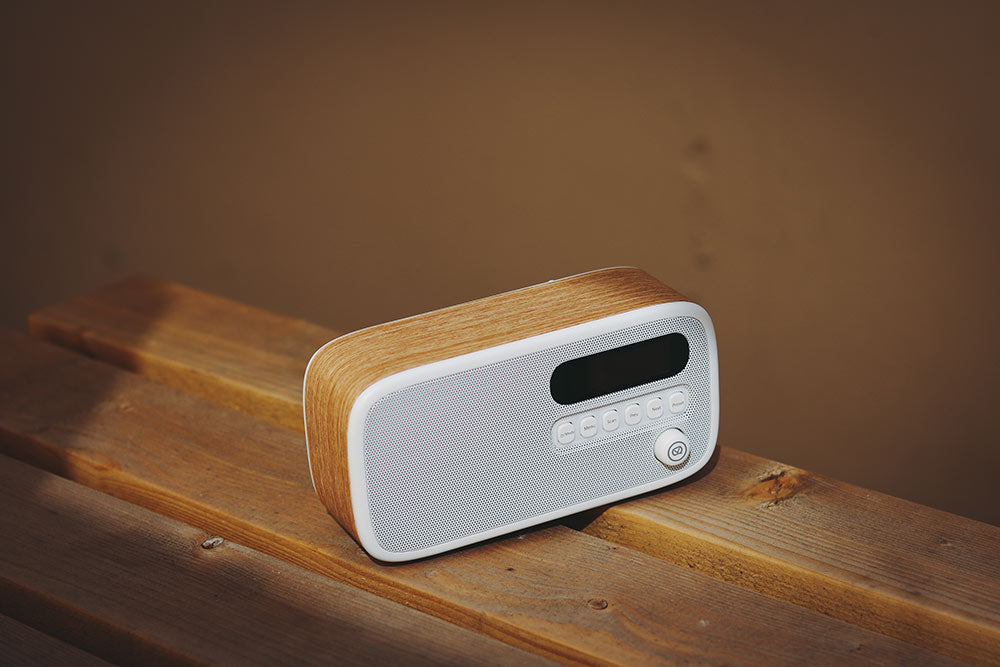 VQ Dexter Portable DAB/FM Radio in Oak – liGo.co.uk VQ Dexter Portable DAB/FM Radio in Oak – liGo.co.uk